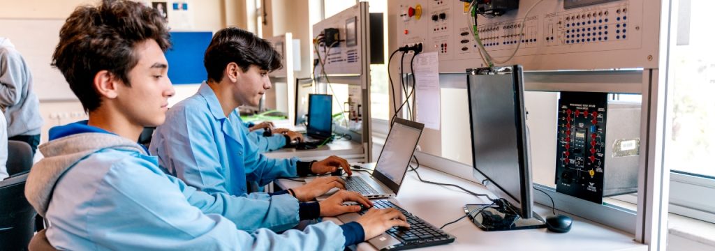 The Role of Technology in Modern Vocational Training | Ashford College